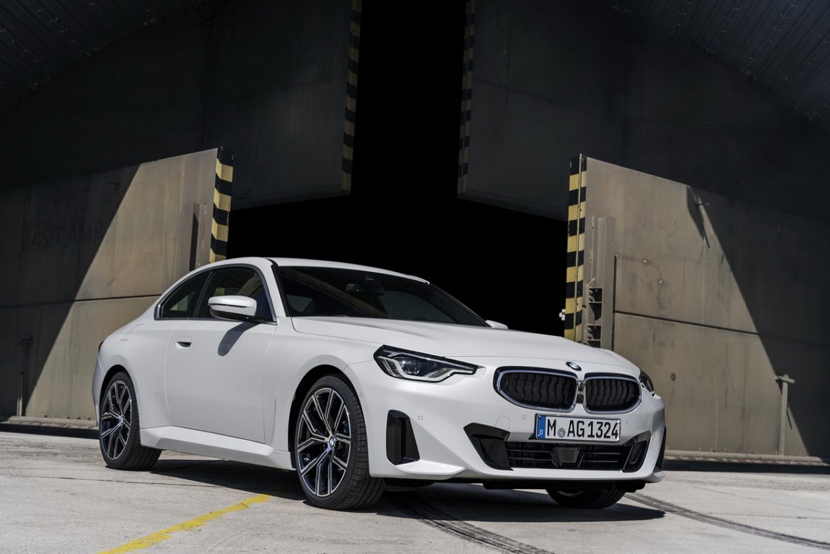 BMW新世代G42 2-Series以現代與復古設計風格首度露臉 並維持後驅設定 [影片] | 癮車報