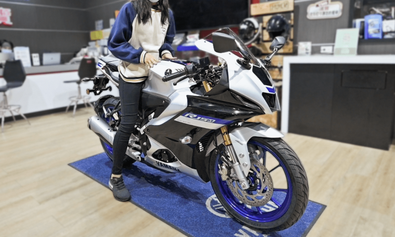 2022 YAMAHA YZF-R15M實車鑑賞：M版專屬配備、V3/V4版本細節差異介紹！ | 癮車報