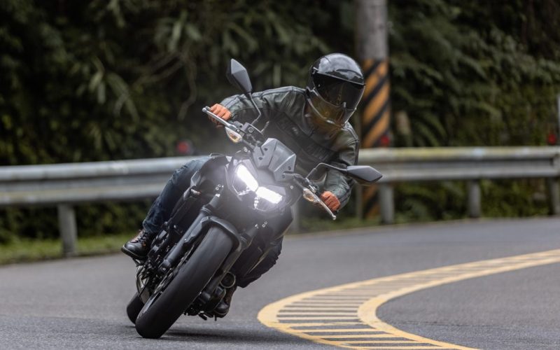 KAWASAKI Z650 試駕：能否兼顧運動、都會？雙載/騎姿/配備改款差異 | 癮車報