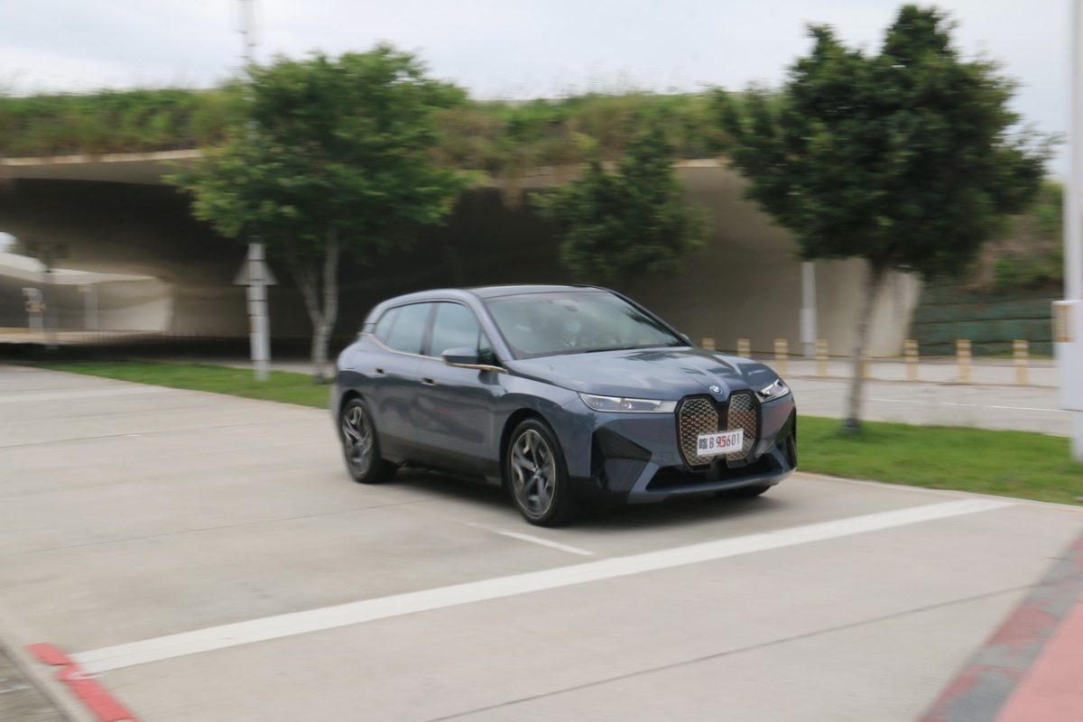 巴伐利亞電能新銳強勢來襲 BMW iX xDrive40旗艦版LSUV試駕-動力操控篇 | 癮車報