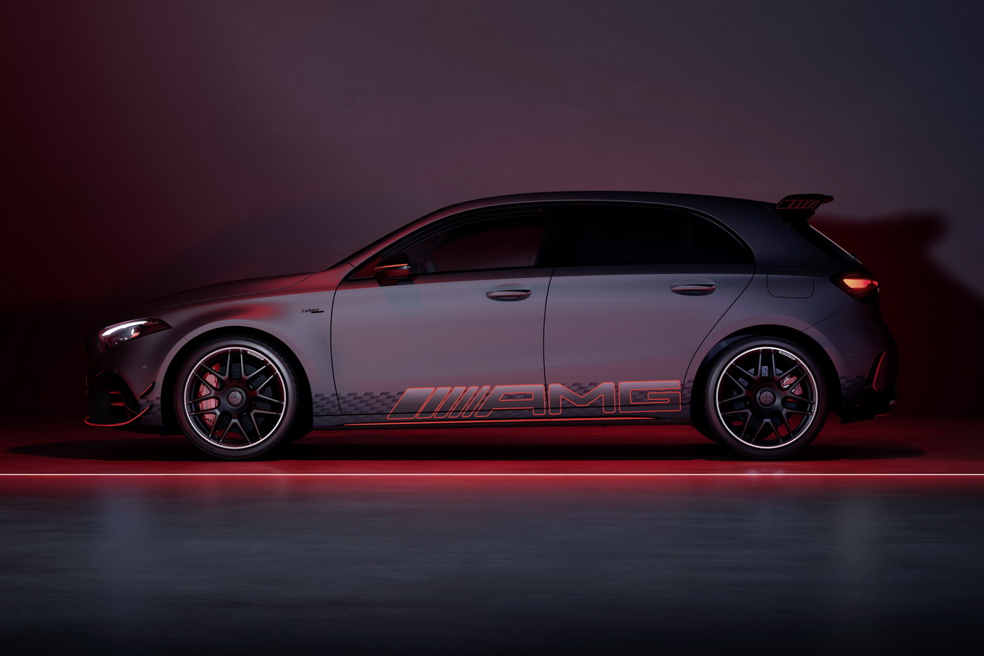 內外都升級 M-Benz小改款A-Class掀背/轎車與AMG A35、A45 S一同亮相 最頂級A45 S新增AMG Street Style Edition [影片] | 癮車報