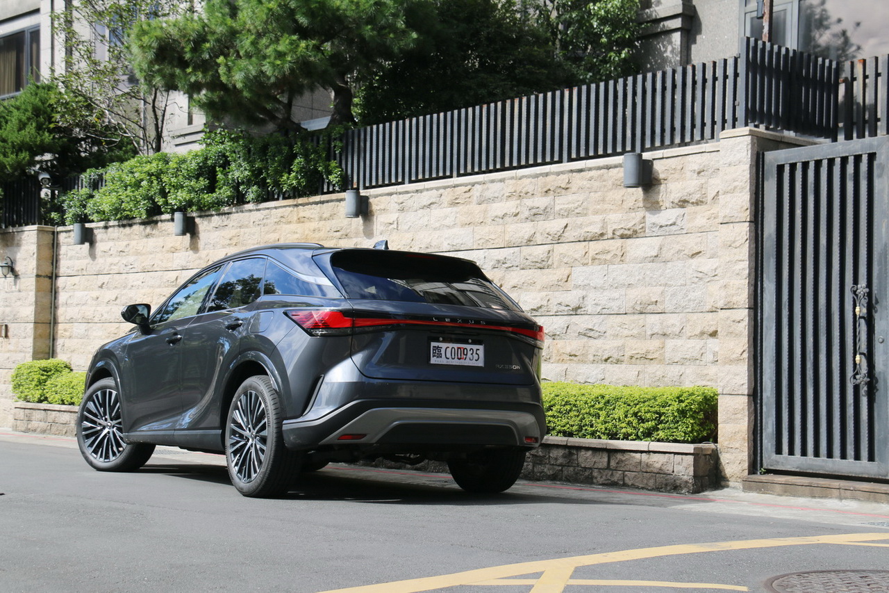 全方位進化 Lexus全新五代RX 350h 頂級版試駕-外觀內裝篇 | 癮車報