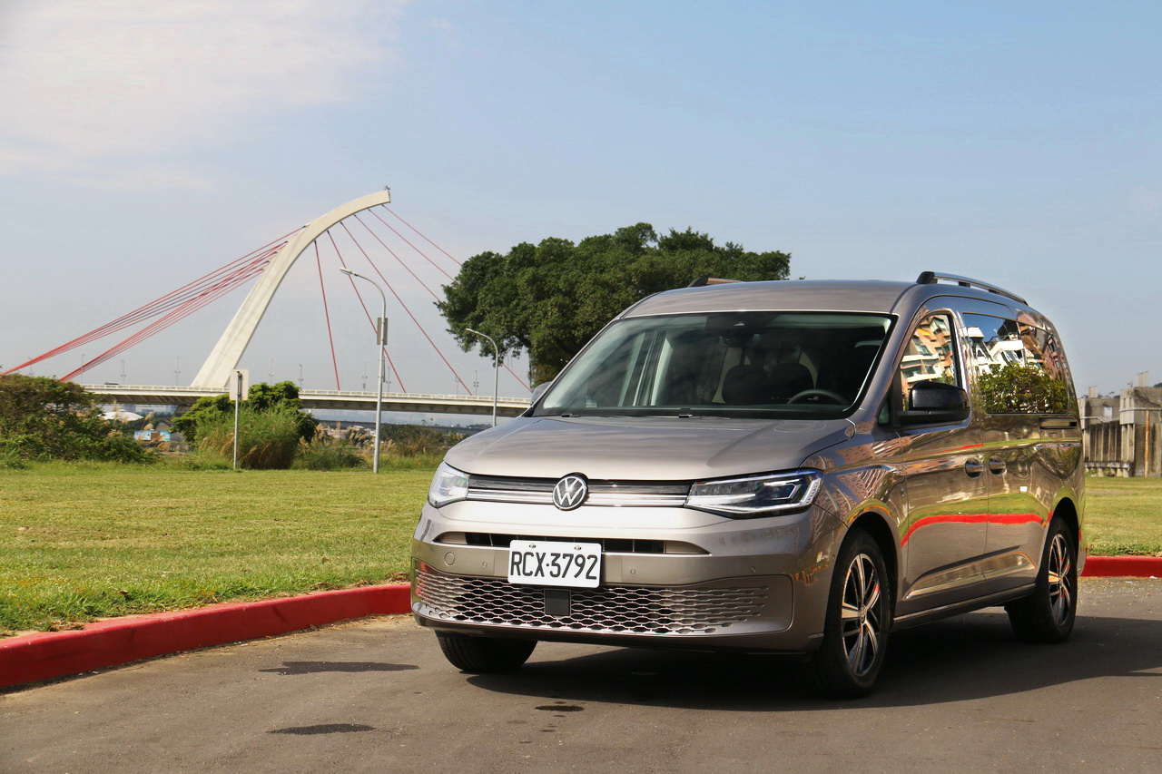 科技、智慧安全再升級 無憂無慮快樂七人行 褔斯商旅Caddy Maxi Style試駕 | 癮車報