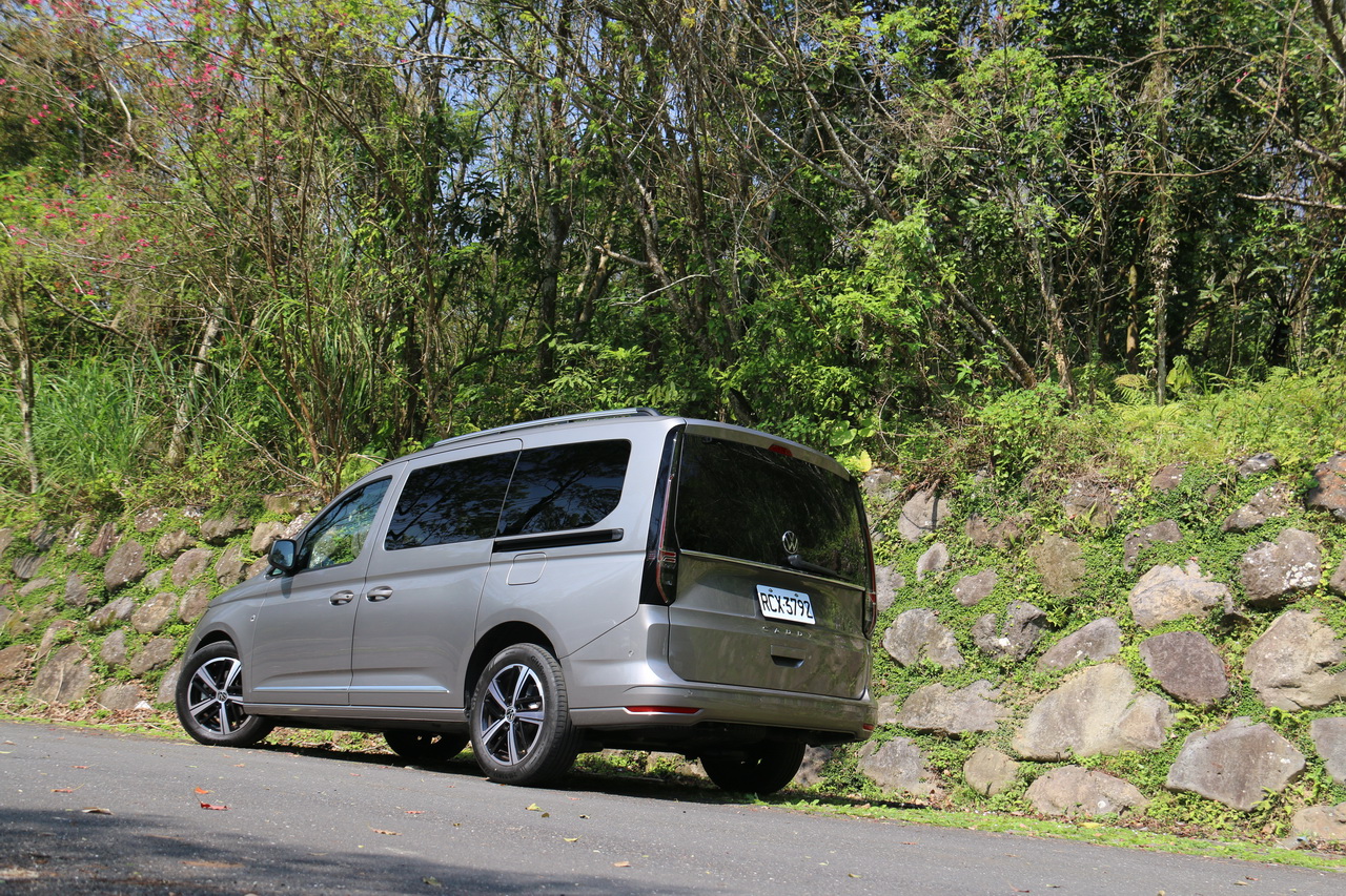 科技、智慧安全再升級 無憂無慮快樂七人行 褔斯商旅Caddy Maxi Style試駕 | 癮車報
