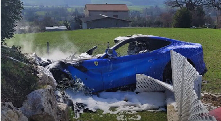 一個彎道一面牆，同時收掉了Ferrari 296 GTB 和 F12 Berlinetta，這機率有多大？ | 癮車報