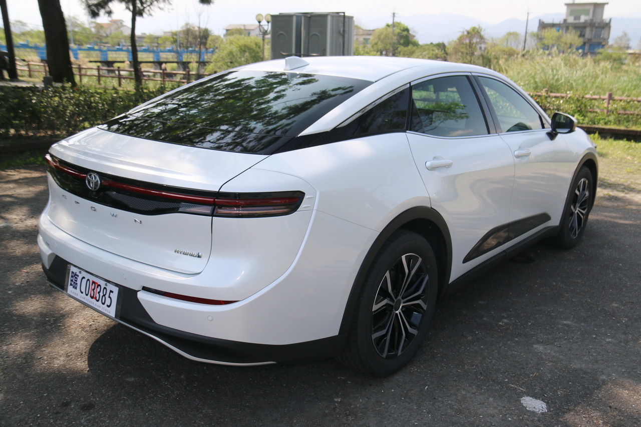 坐擁皇冠 駕馭超凡 Toyota Crown 2.5 Hybrid Crossover試駕-外觀內裝篇 | 癮車報