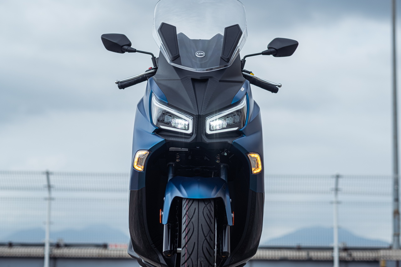 全境領航！SYM JOYMAX Z+ 2023新式樣全新上市 外型 燈具PLUS!前鋒之姿領銜出擊! | 癮車報