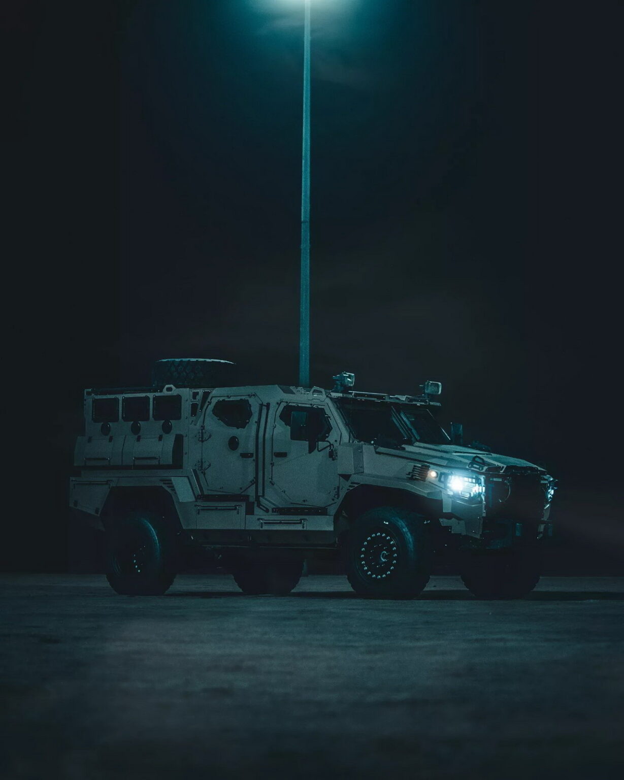 怪獸級Atlas APC：價值40萬美元以Ford為基礎的民用軍事卡車 | 癮車報