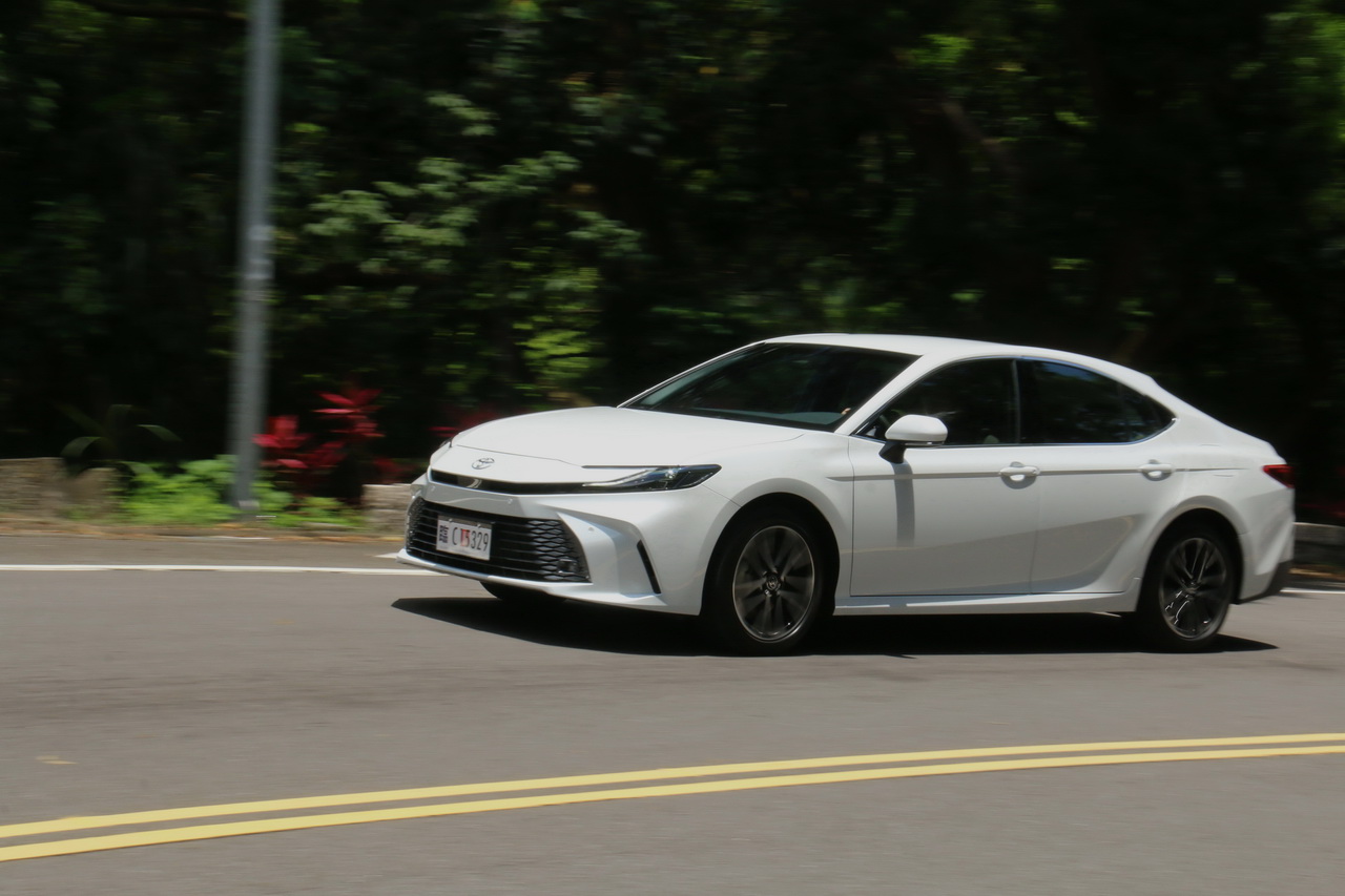 精緻洗鍊 Toyota全新大改款九代Camry 2.0汽油旗艦版試駕-動力操控篇 | 癮車報