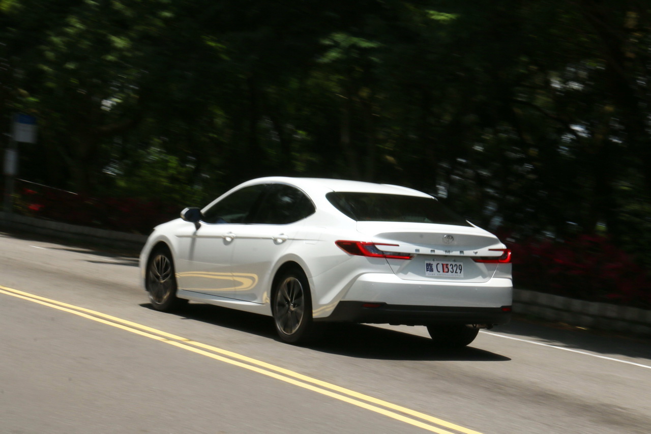 精緻洗鍊 Toyota全新大改款九代Camry 2.0汽油旗艦版試駕-動力操控篇 | 癮車報