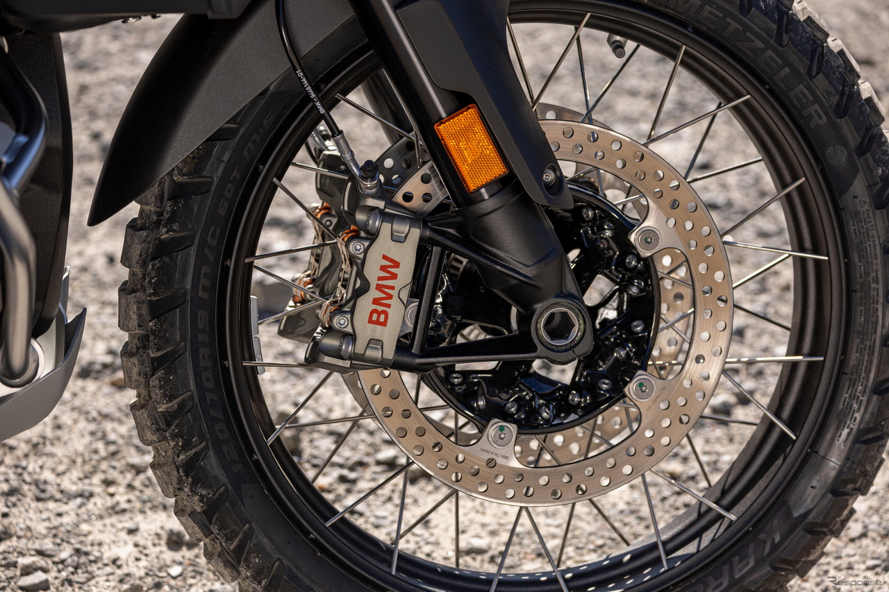 BMW推出次世代冒險車款R130 GS Adventure 搭載自排變速系統 | 癮車報