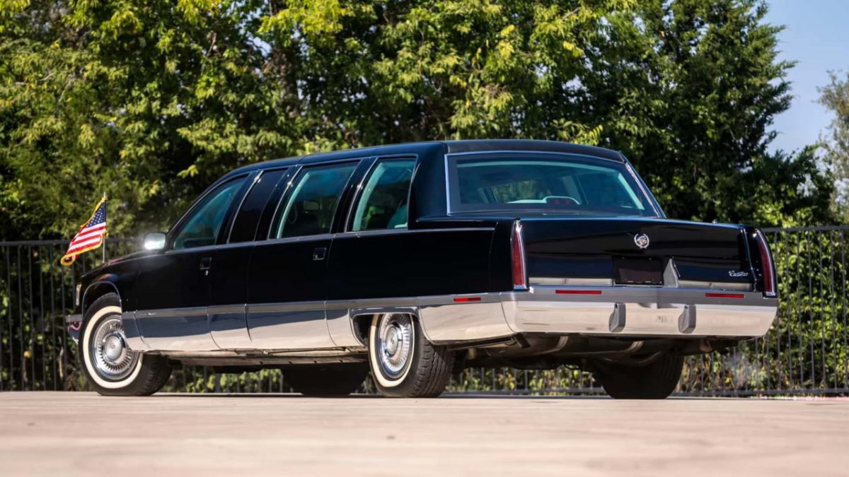 Bill Clinton的1996 Cadillac Fleetwood Brougham防彈車即將拍賣 富豪們有機會過過當總統的癮了 ...