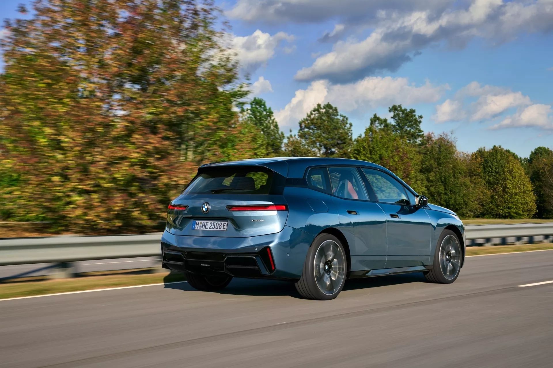 BMW小改款iX豪華休旅車登場 動力續航里程都提升 還導入許多新配備 | 癮車報