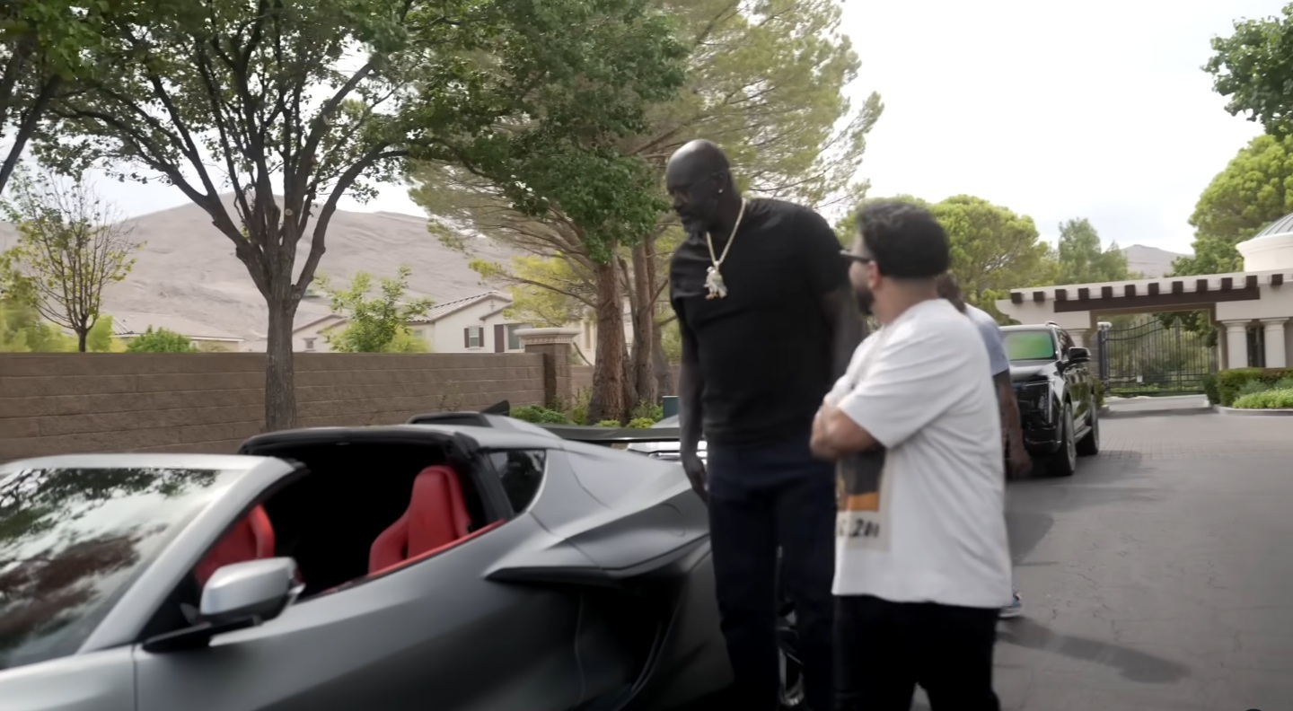 NBA巨人Shaquille O’Neal為坐進Corvette打造全球唯一加長20吋Z06 Cybertruck成犧牲品 [影片] | 癮車報